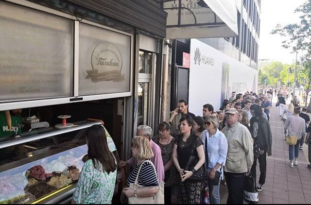 GUŽVA U BULEVARU: Poslastičarnica Pelivan proslavila 167. rođendan UZ ...