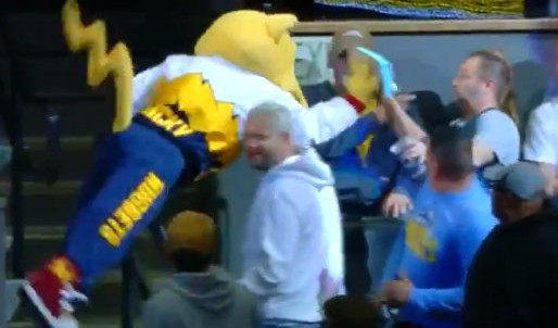 (VIDEO) DENVEROVA MASKOTA "ČASTILA" NAVIJAČE MINESOTE TORTOM PO FACI ...