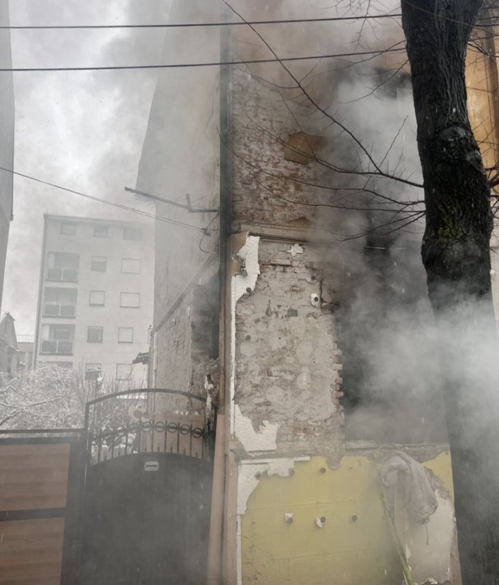 OBJAVLJENI PRVI SNIMCI EKSPLOZIJE U ZEMUNU: Ekplodirala plinska boca, četiri osoba smještene na ...