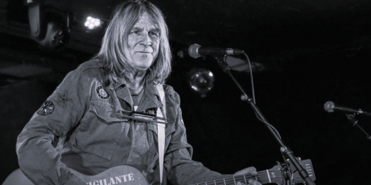 Frontmen legendarne rok grupe umro posle borbe sa rakom - Informer.rs